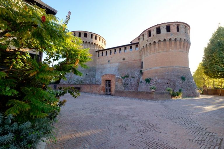 Dozza | Il borgo, i murales e la Rocca Sforzesca | Borghi Storici